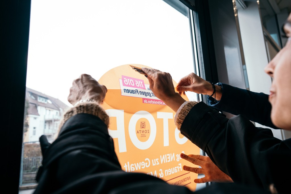 Zonta Club of Bielefeld puts up STOP floor and window stickers – Join ...